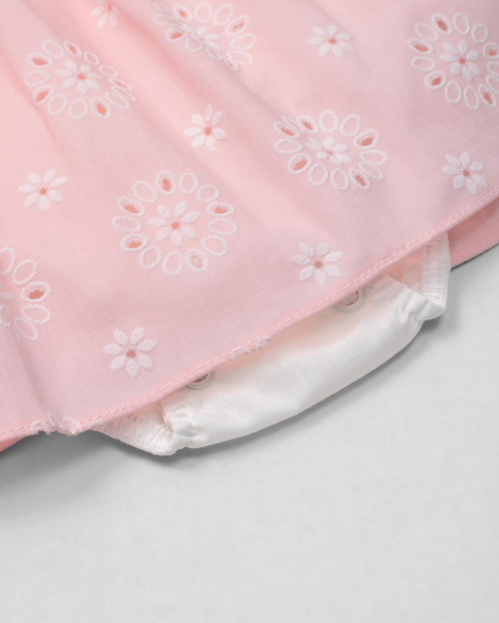 Vestido body rosa en tela hoja rota con estampado de flores y moño bla ...